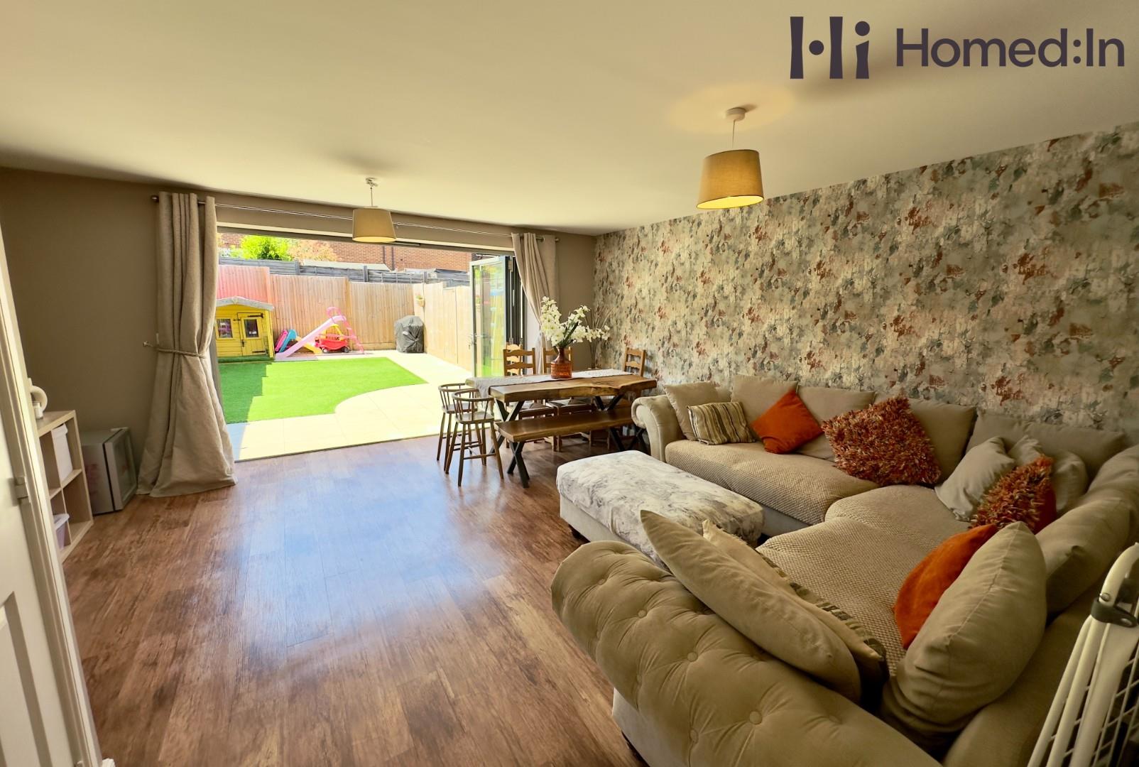 3 Bed, 1 Bath Property For Sale in Roman Lane, RH13 9AG